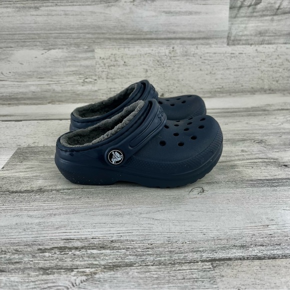 CROCS | Shoes | Crocs Classic Slip On Clogs Faux Fur Lined ...